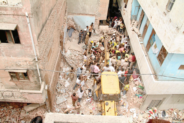 Cinco muertos y decenas de atrapados por derrumbe de un edificio en India